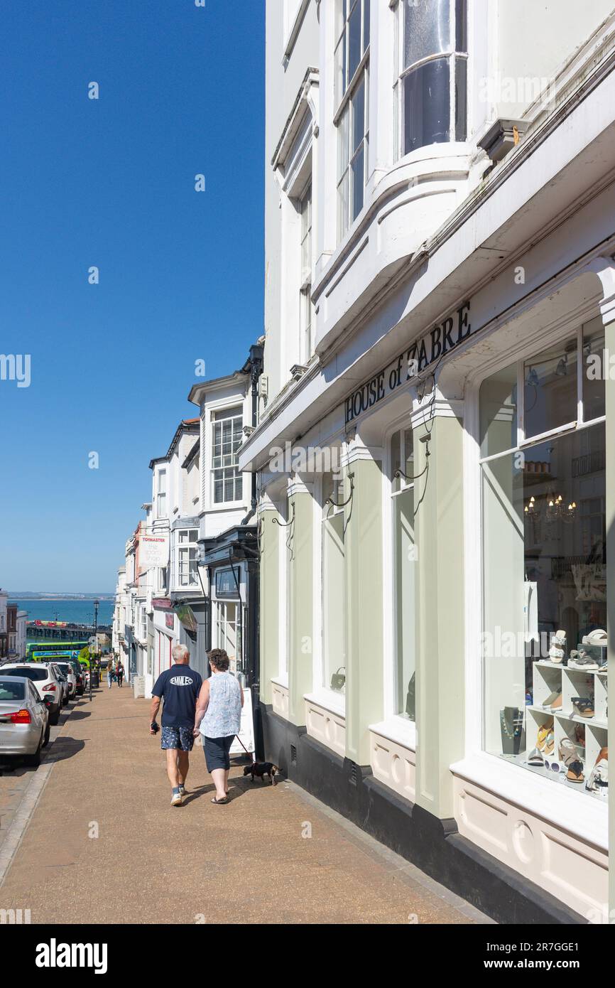 Couple shopping isle of wight hi-res stock photography and images - Alamy