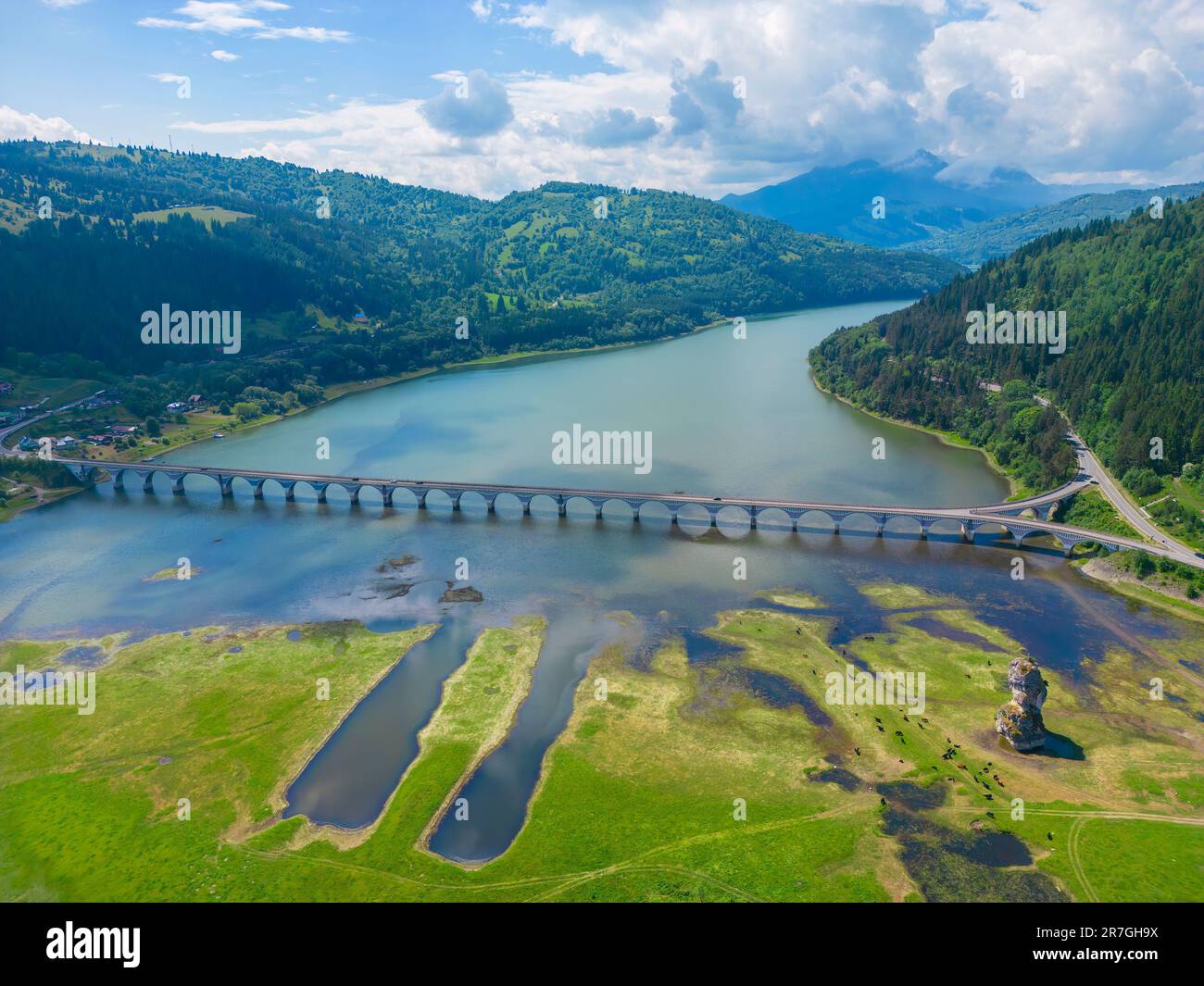 lake and viaduct (Poiana Largului bridge in Romania Stock Photo - Alamy