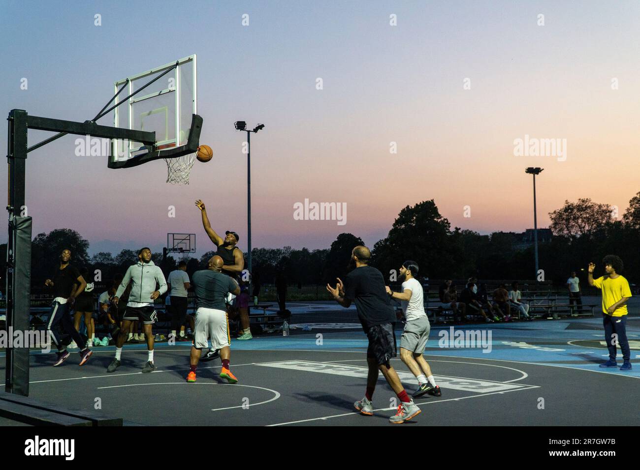 UK weather, Clapham, London, 15 June 2023: On a light summer evening ...