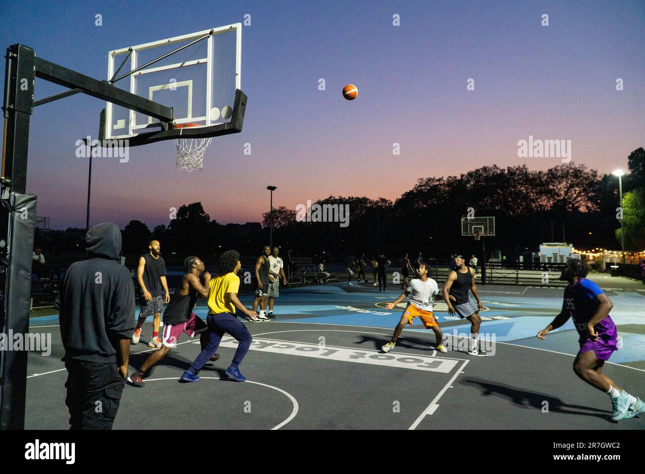 UK weather, Clapham, London, 15 June 2023: On a light summer evening ...