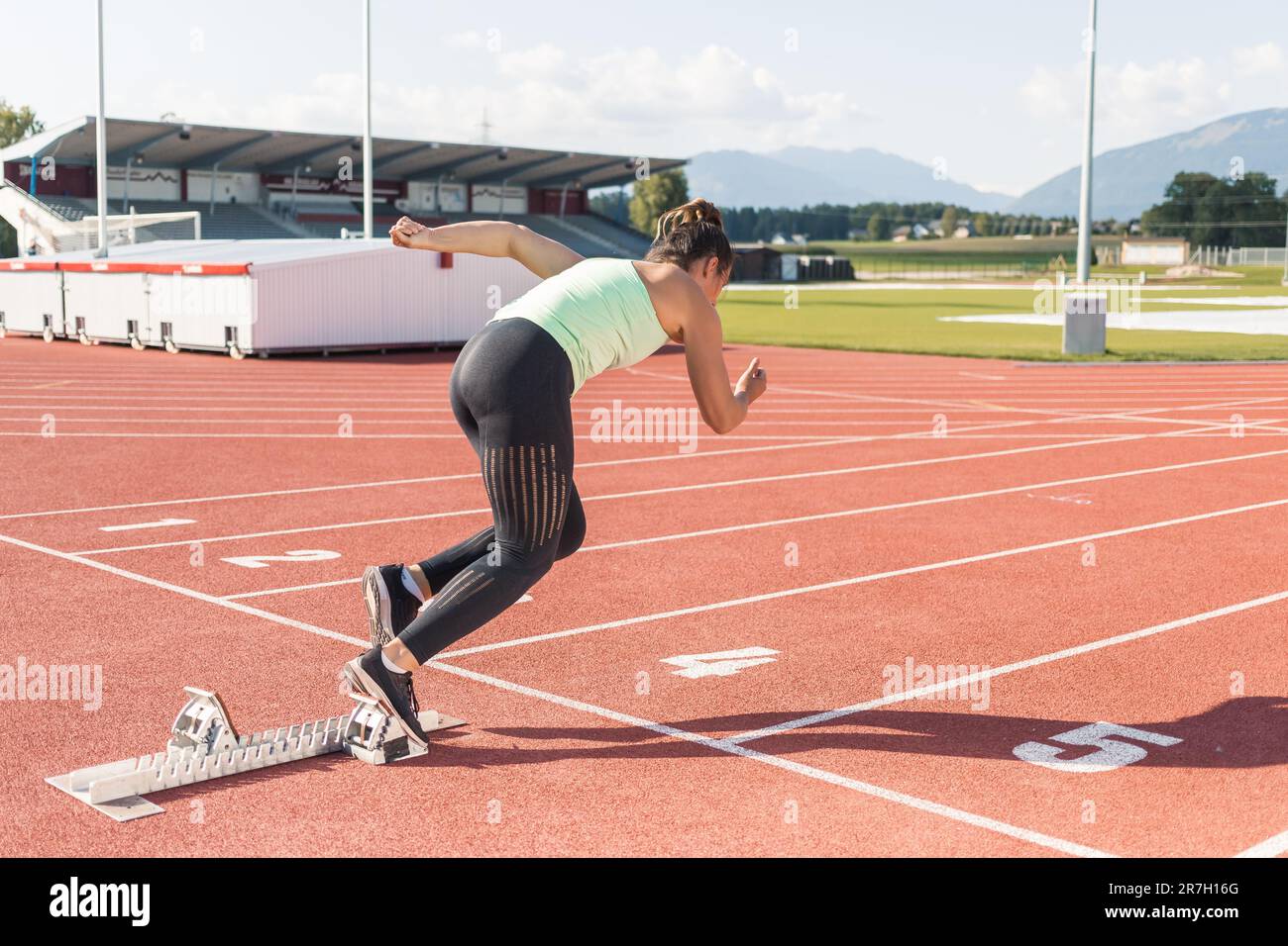 Female sprinter starting block hi-res stock photography and images - Alamy