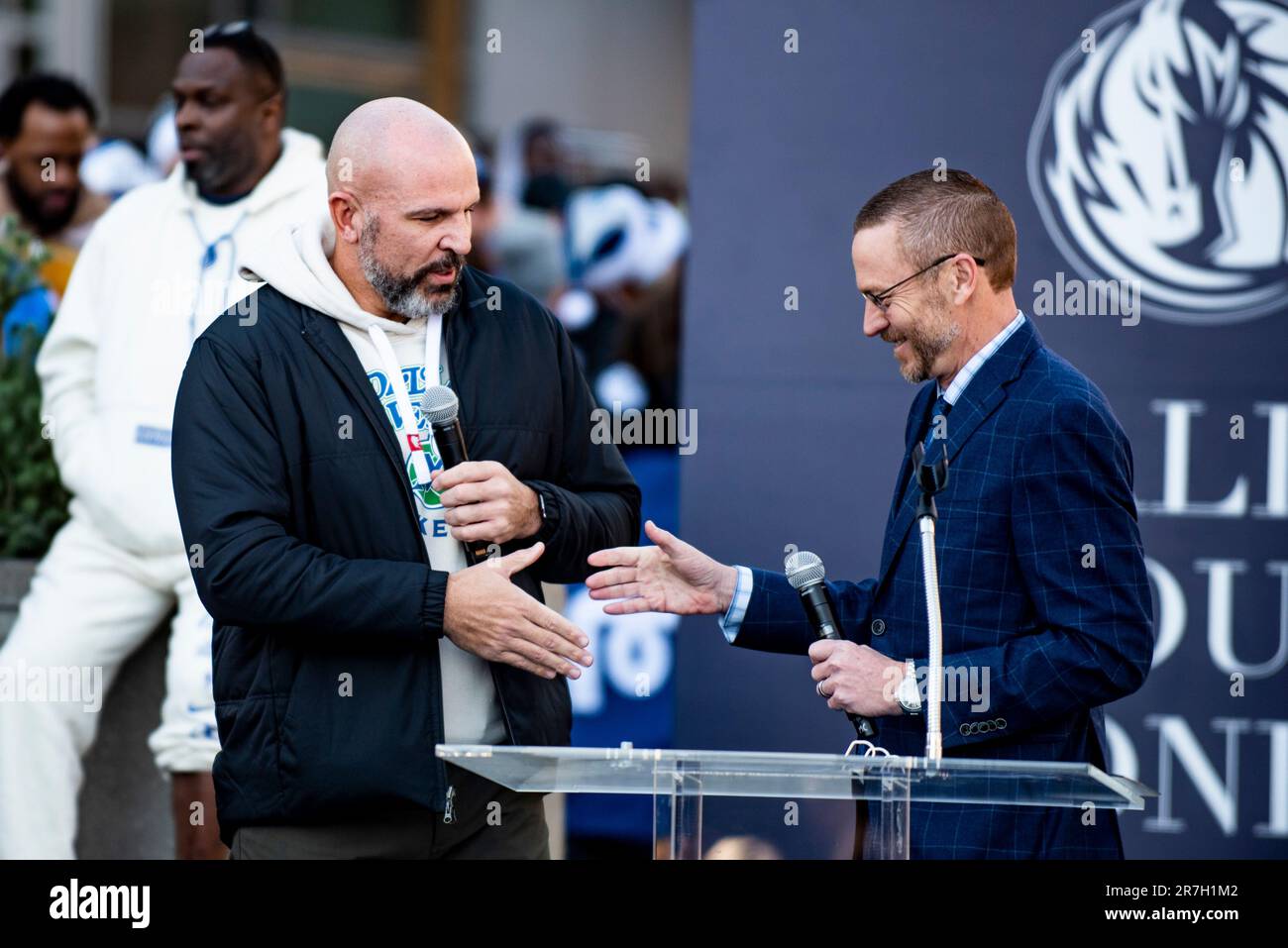 Dallas Mavericks Head Coach Jason Kidd shakes hands with Mark Followill ...
