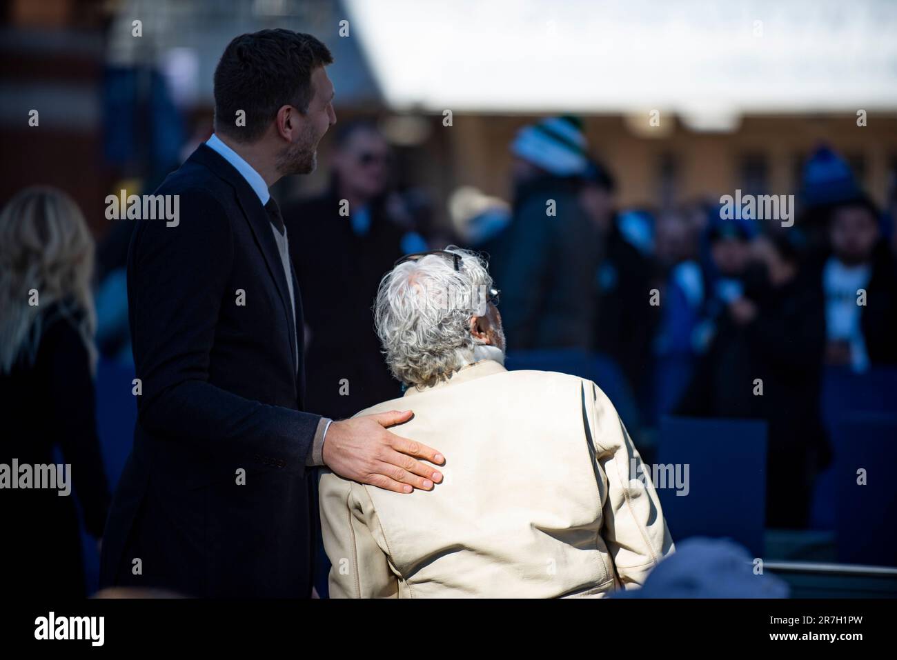 Dirk Nowitzki places his hand on artist Omri Amrany during the "All ...