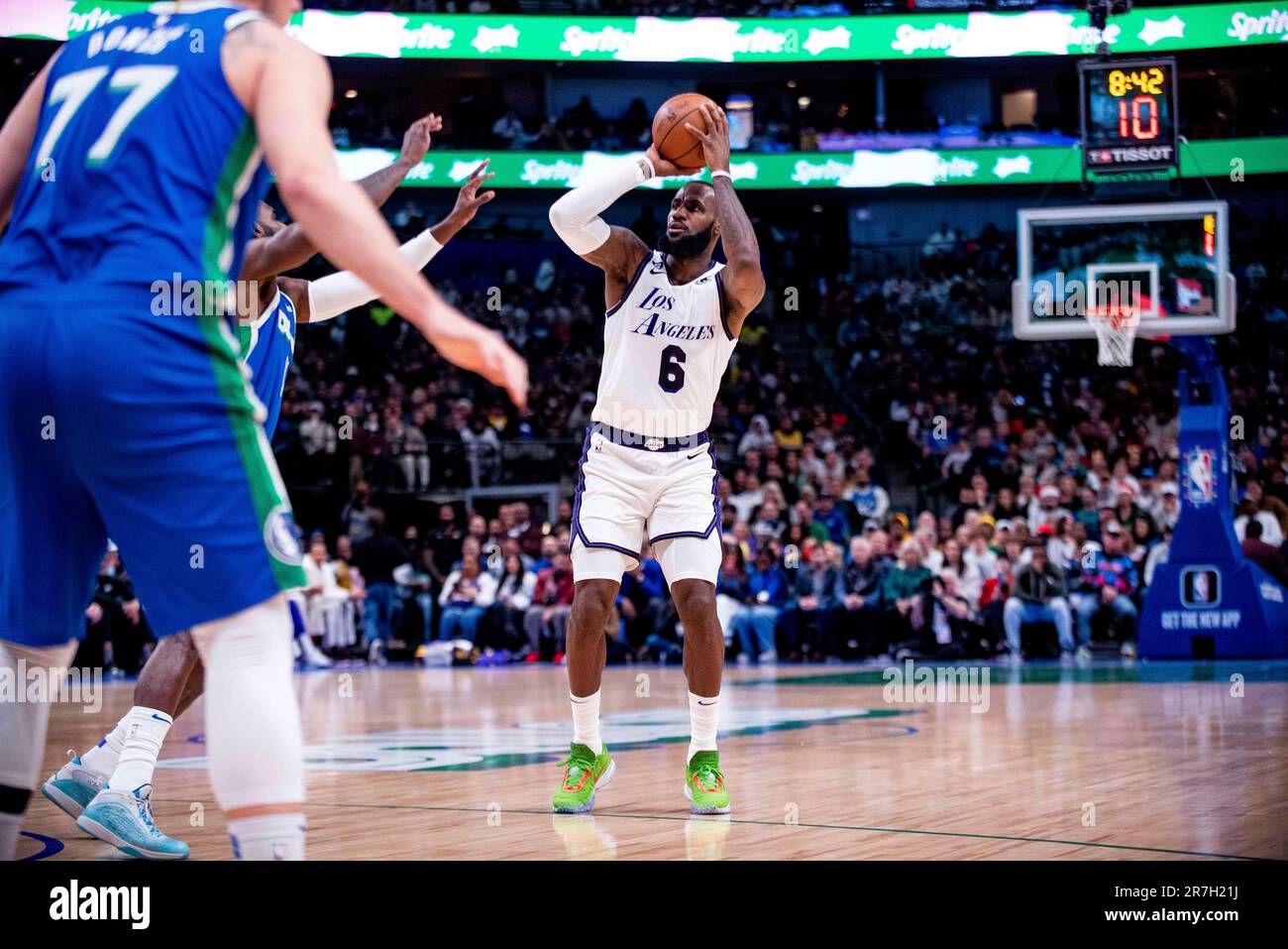 Los Angeles Lakers forward LeBron James (6) attempts a jump shot in the ...