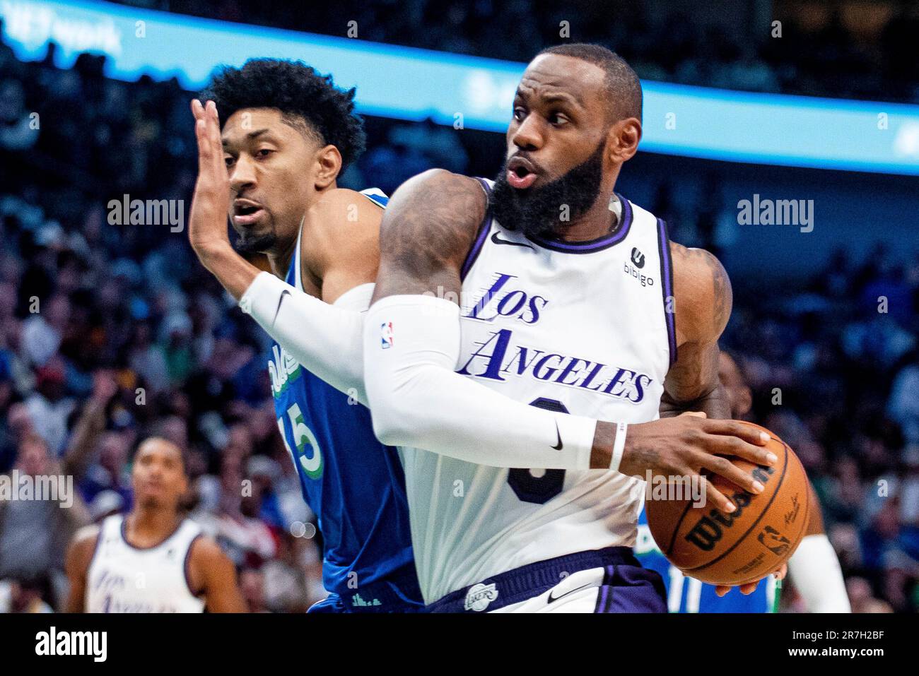 Los Angeles Lakers forward LeBron James (6) drives past Dallas ...