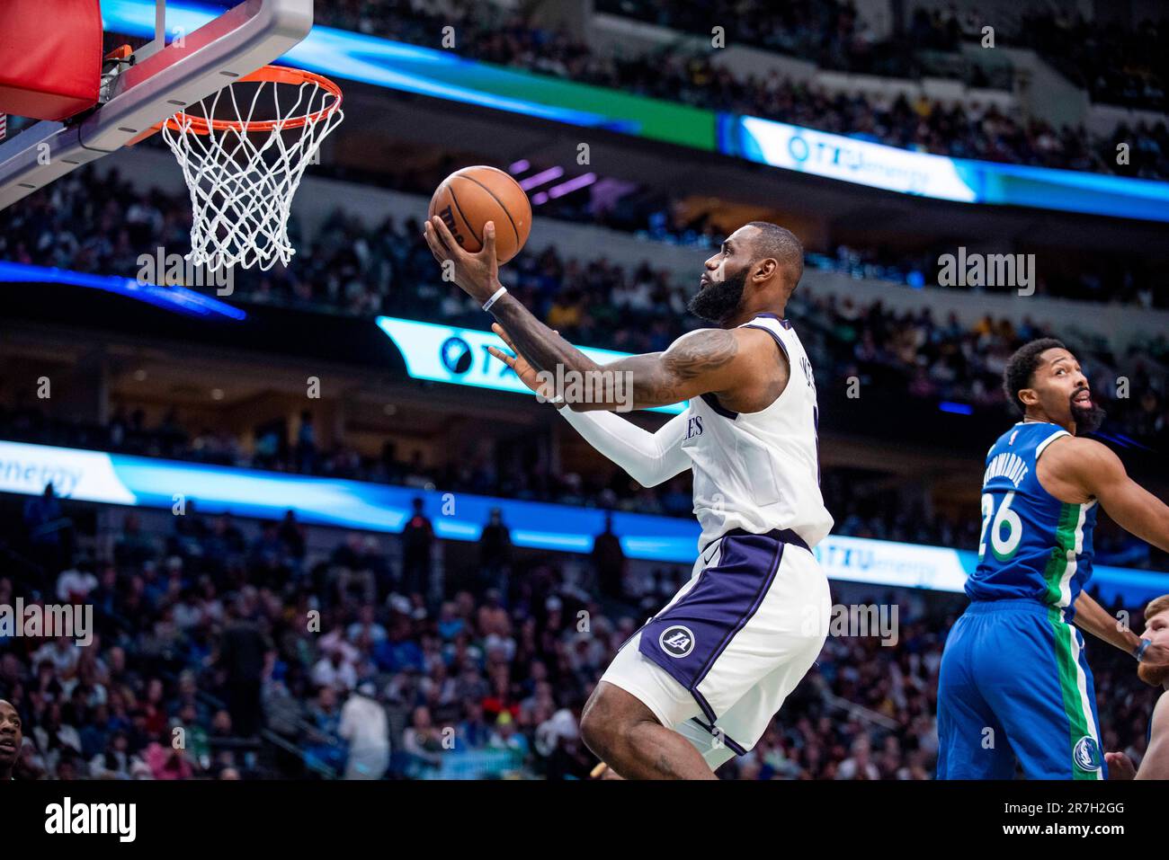 Los Angeles Lakers forward LeBron James (6) leaps toward the rim to ...