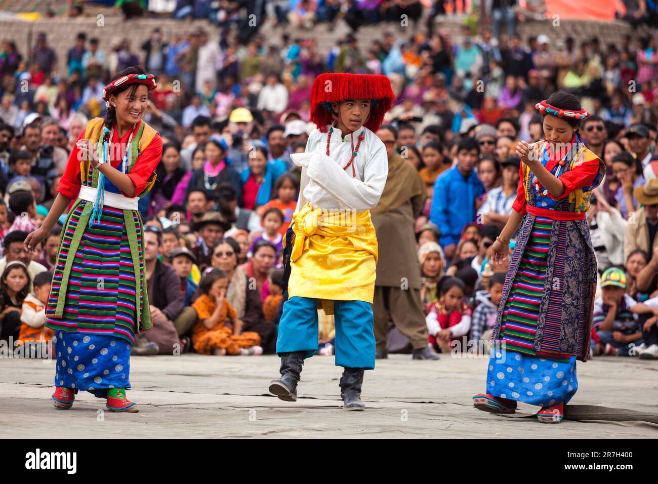Young dancers in traditional Ladakhi Tibetan costumes perform fo Stock ...