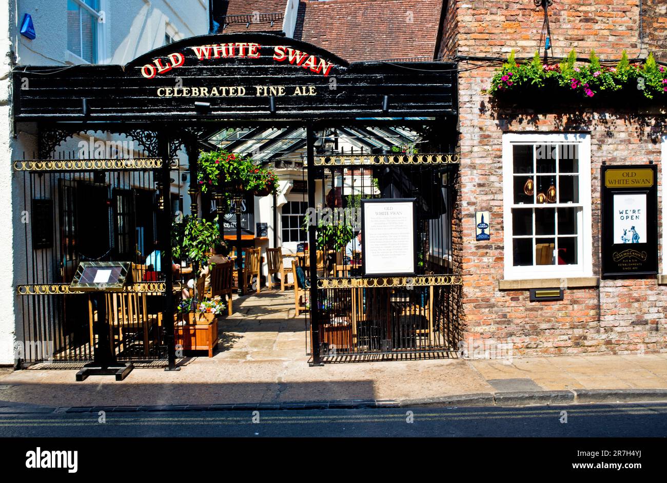 Old swan pub hi-res stock photography and images - Alamy