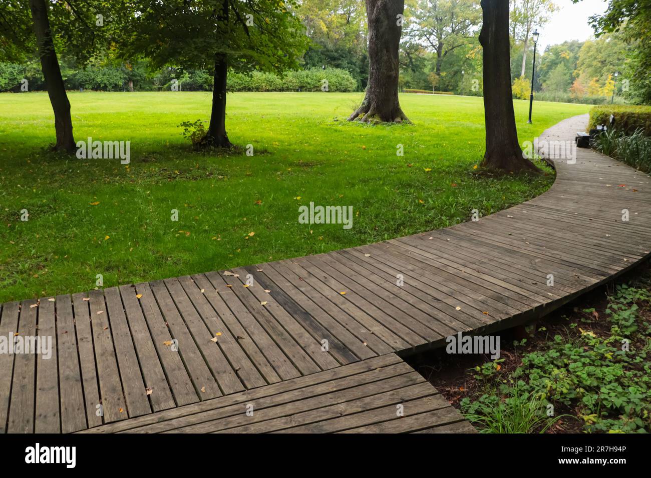 Beautiful public city park with pathway and green grass Stock Photo - Alamy