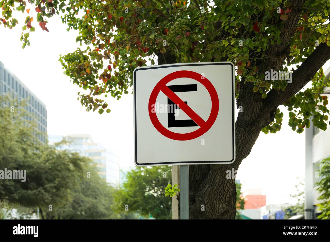 Road sign No Parking on city street. Traffic rules Stock Photo - Alamy