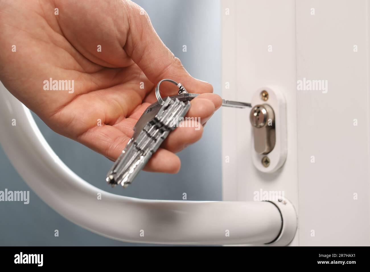 Man front door keys hi-res stock photography and images - Alamy