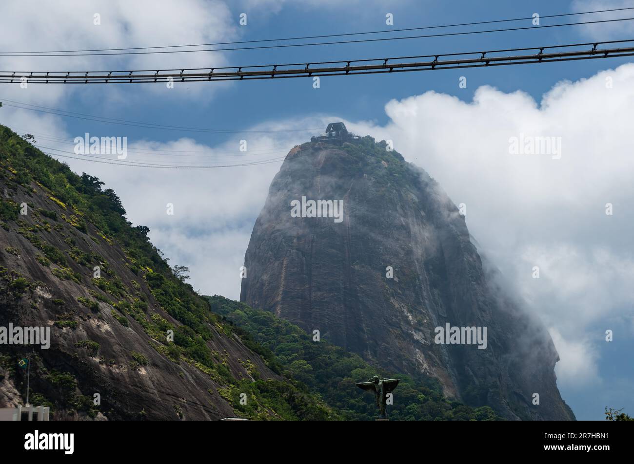 Tall mountain green forest hi-res stock photography and images - Alamy