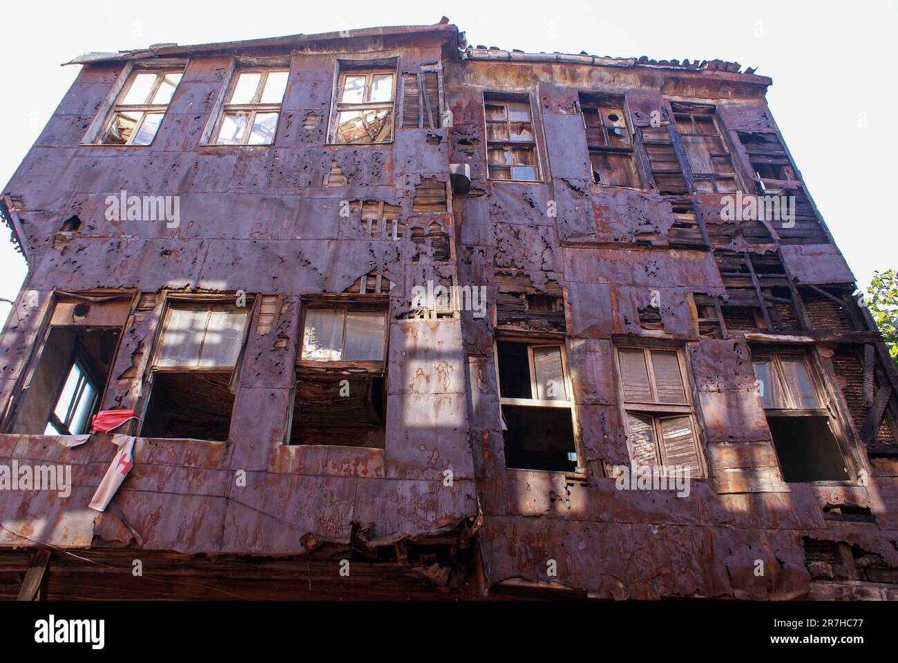 Burned out building hi-res stock photography and images - Alamy