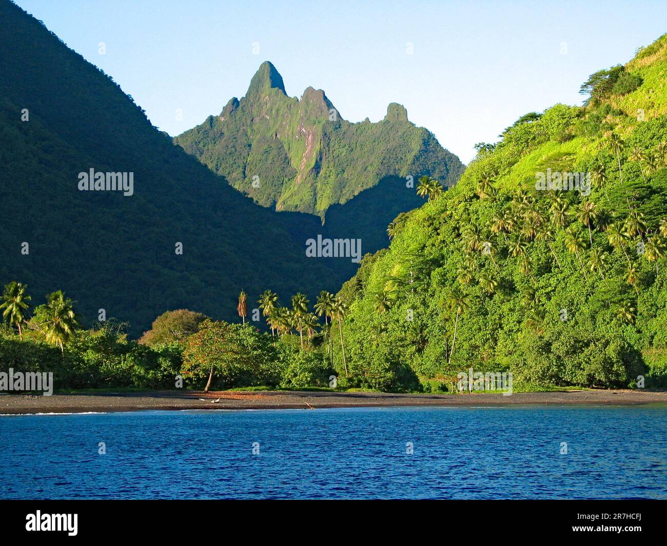 Green volvanic hills of Tahiti, Polynesia, favourite South Pacific ...