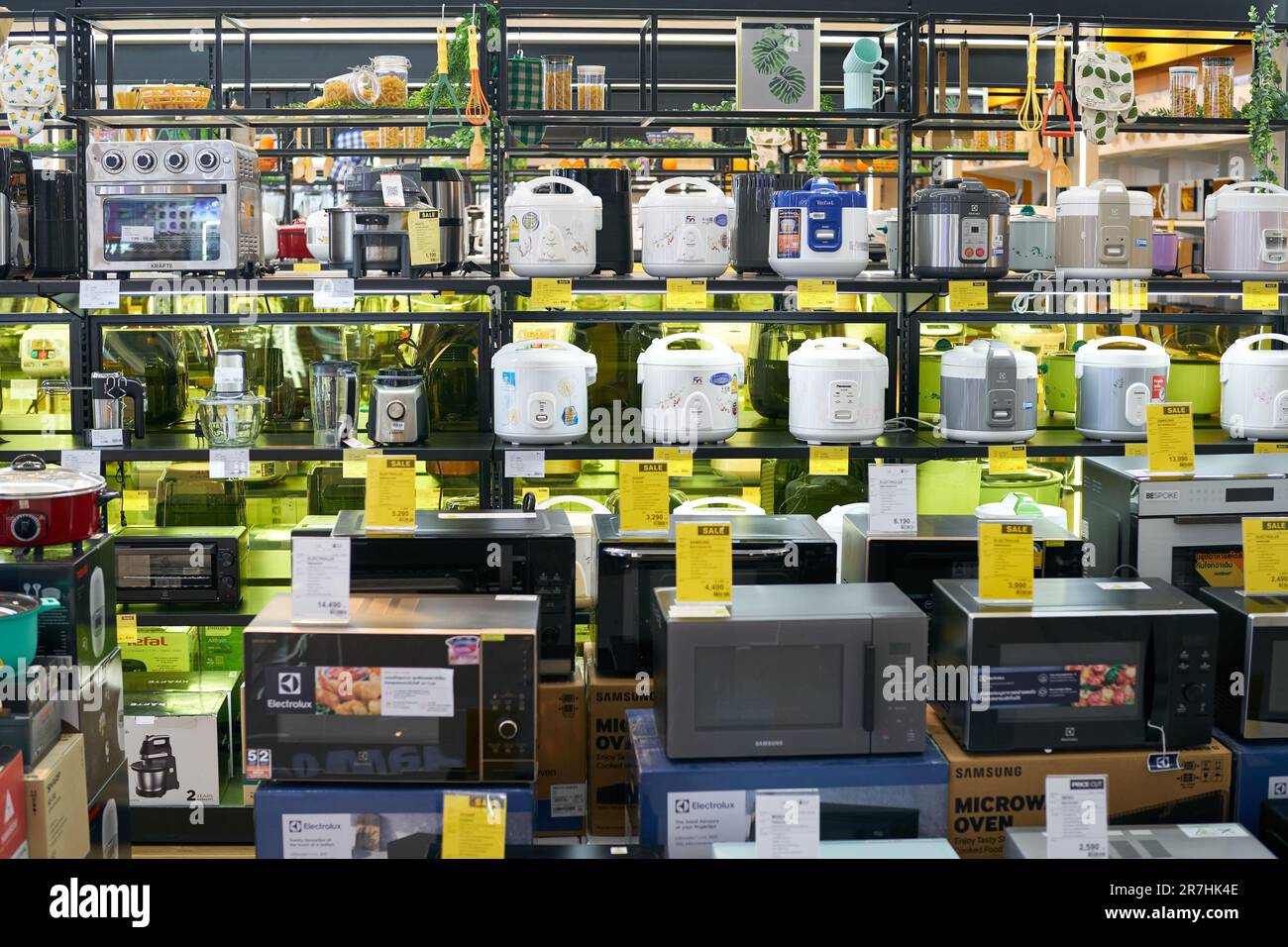 Small electronics store hi-res stock photography and images - Alamy