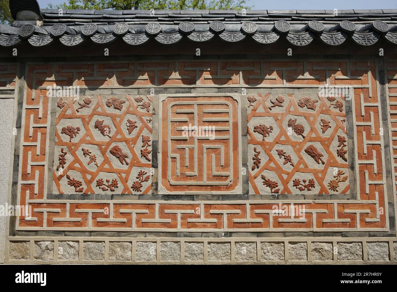 Floral wall of Gyeongbokgung Palace, Seoul, Korea Stock Photo - Alamy