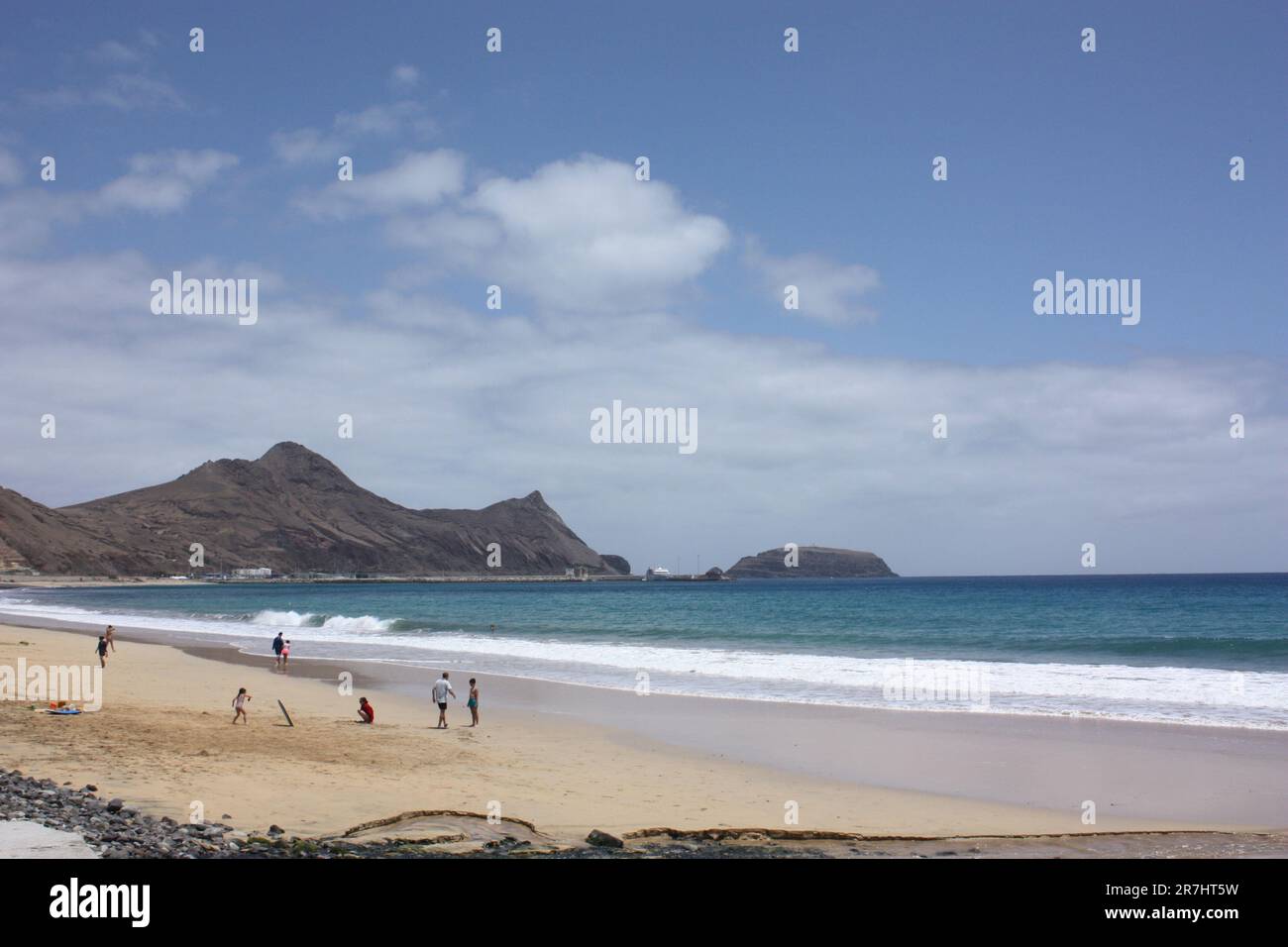 The Praia da Fontinha with Vila Baleira in the background on Porto ...