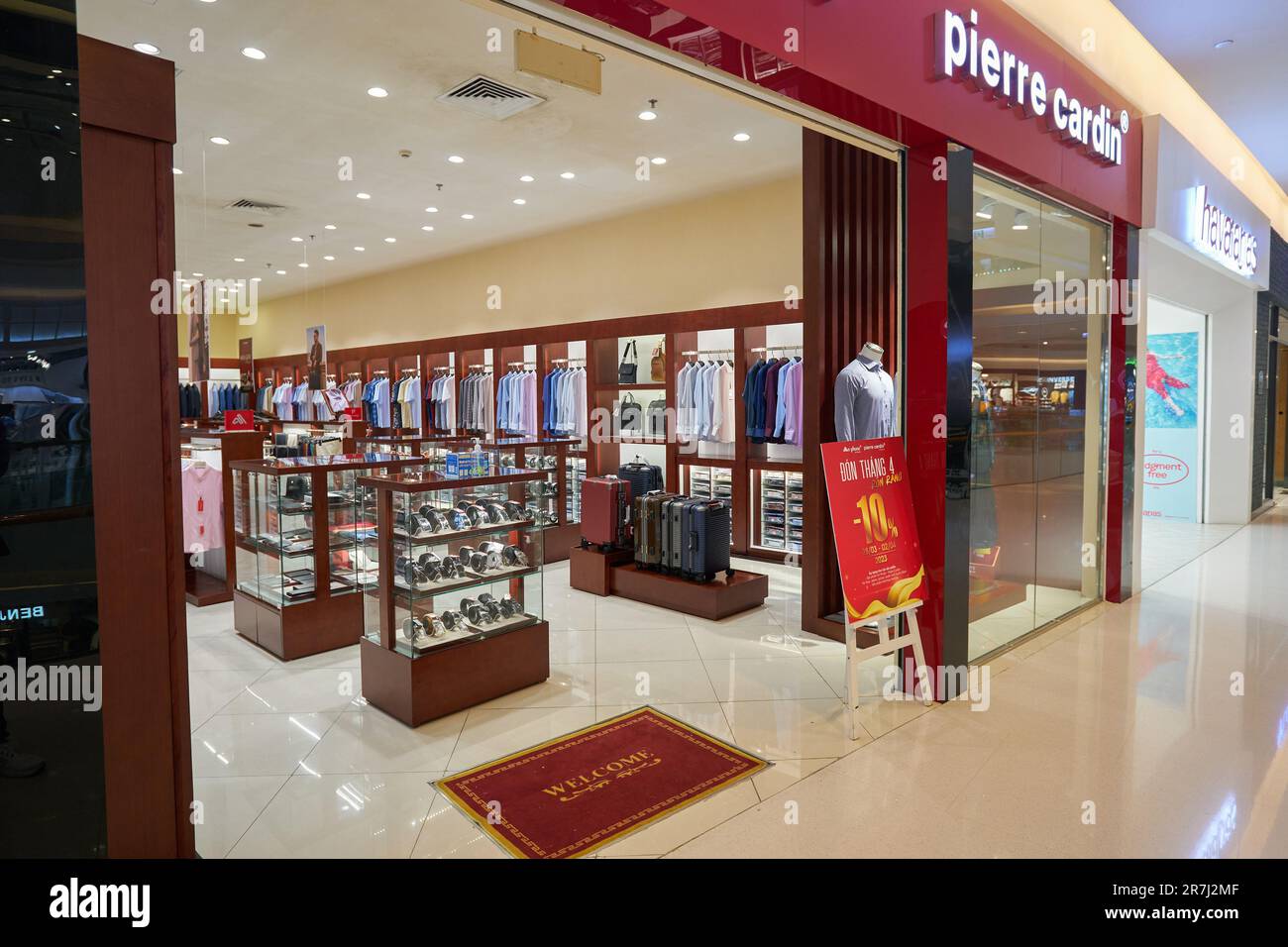 Pierre cardin store hi-res stock photography and images - Alamy