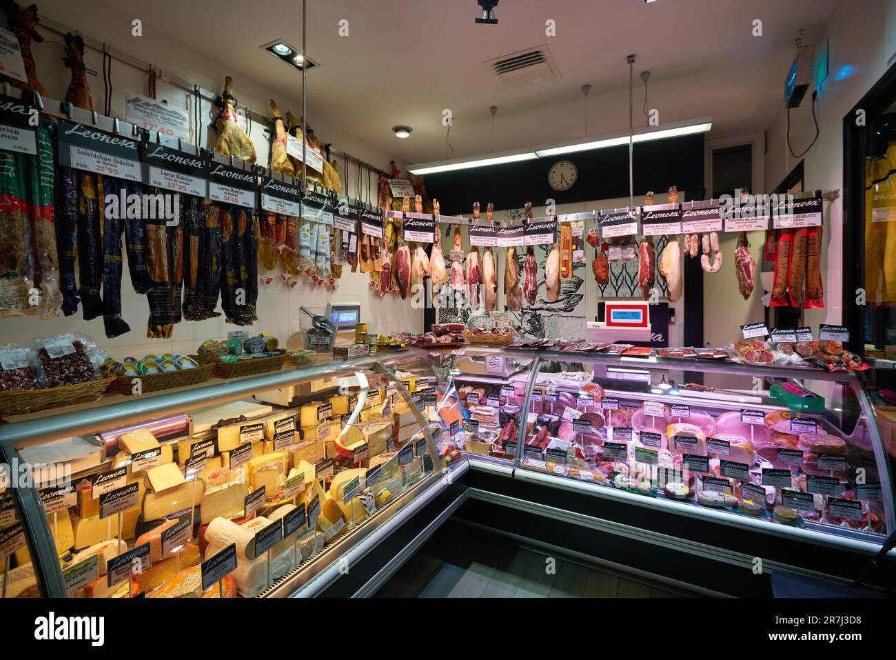 Spain madrid grocery store display hi-res stock photography and images ...