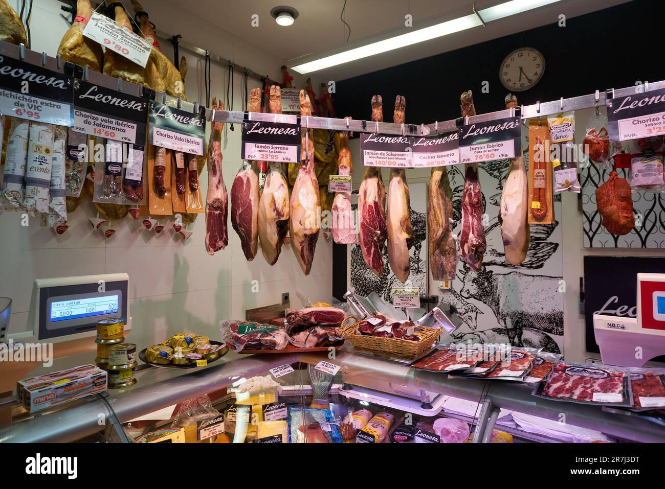 Spain madrid grocery store display hi-res stock photography and images ...