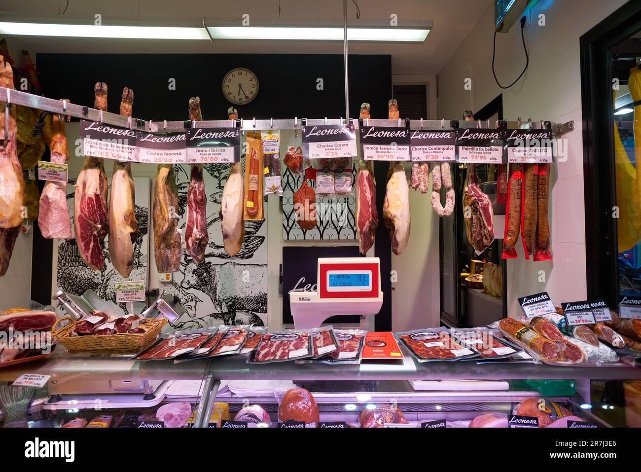 Spain madrid grocery store display hi-res stock photography and images ...