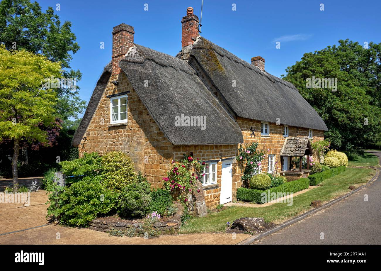 Thatched Cottage UK.Picturesque traditional thatched cottage exterior ...