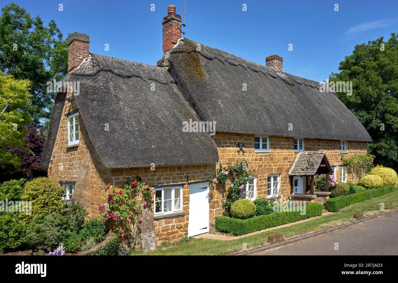 Thatched Cottage UK.Picturesque traditional thatched cottage exterior ...