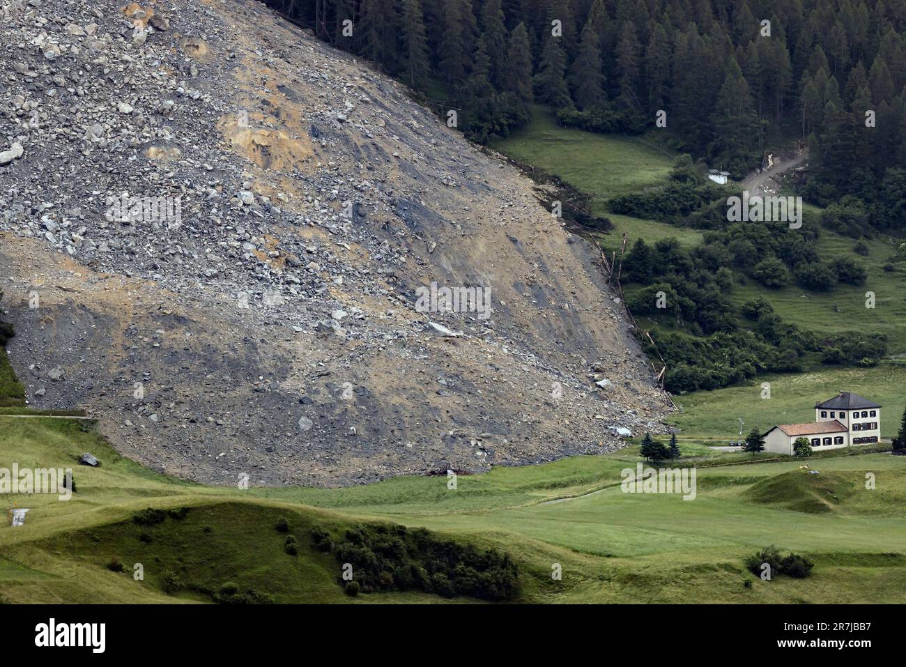 General view of the village of Brienz-Brinzauls below the rockfall ...