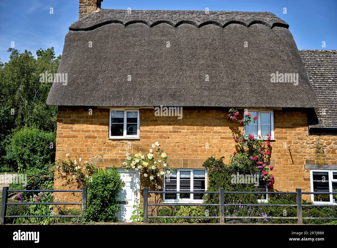 Thatched Cottage UK. Picturesque traditional thatched cottage exterior ...