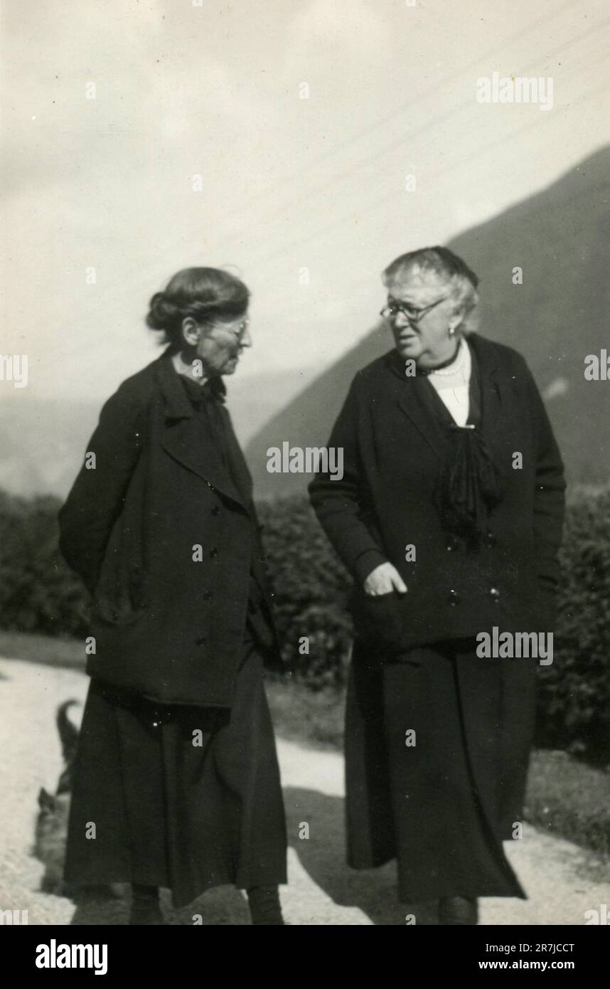Two old women dressed hi-res stock photography and images - Alamy