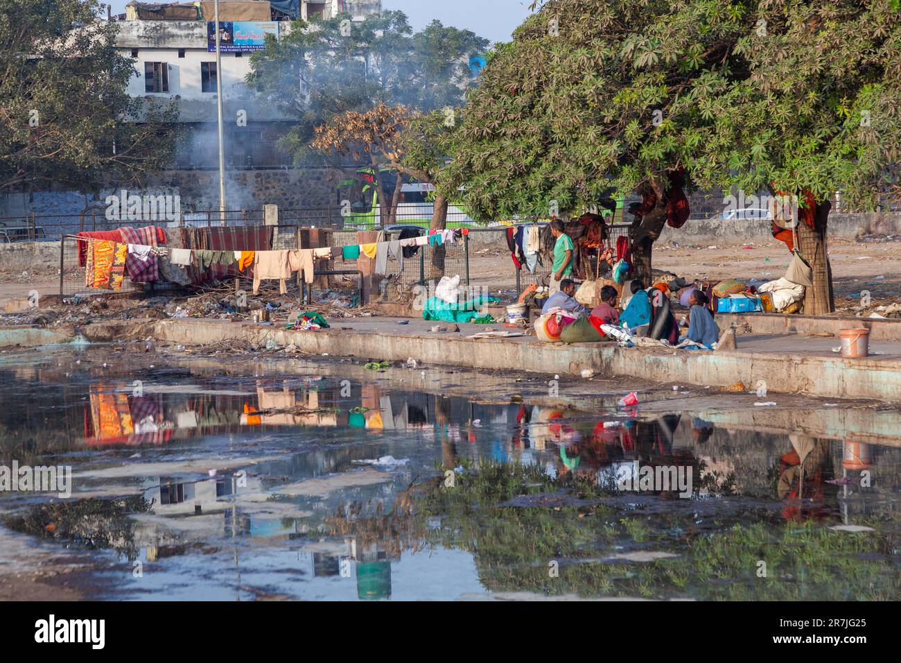 Indian homeless family hi-res stock photography and images - Alamy