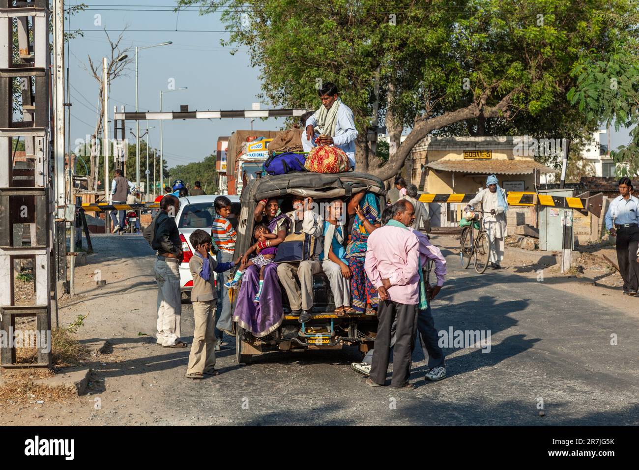 Overload bus india hi-res stock photography and images - Alamy