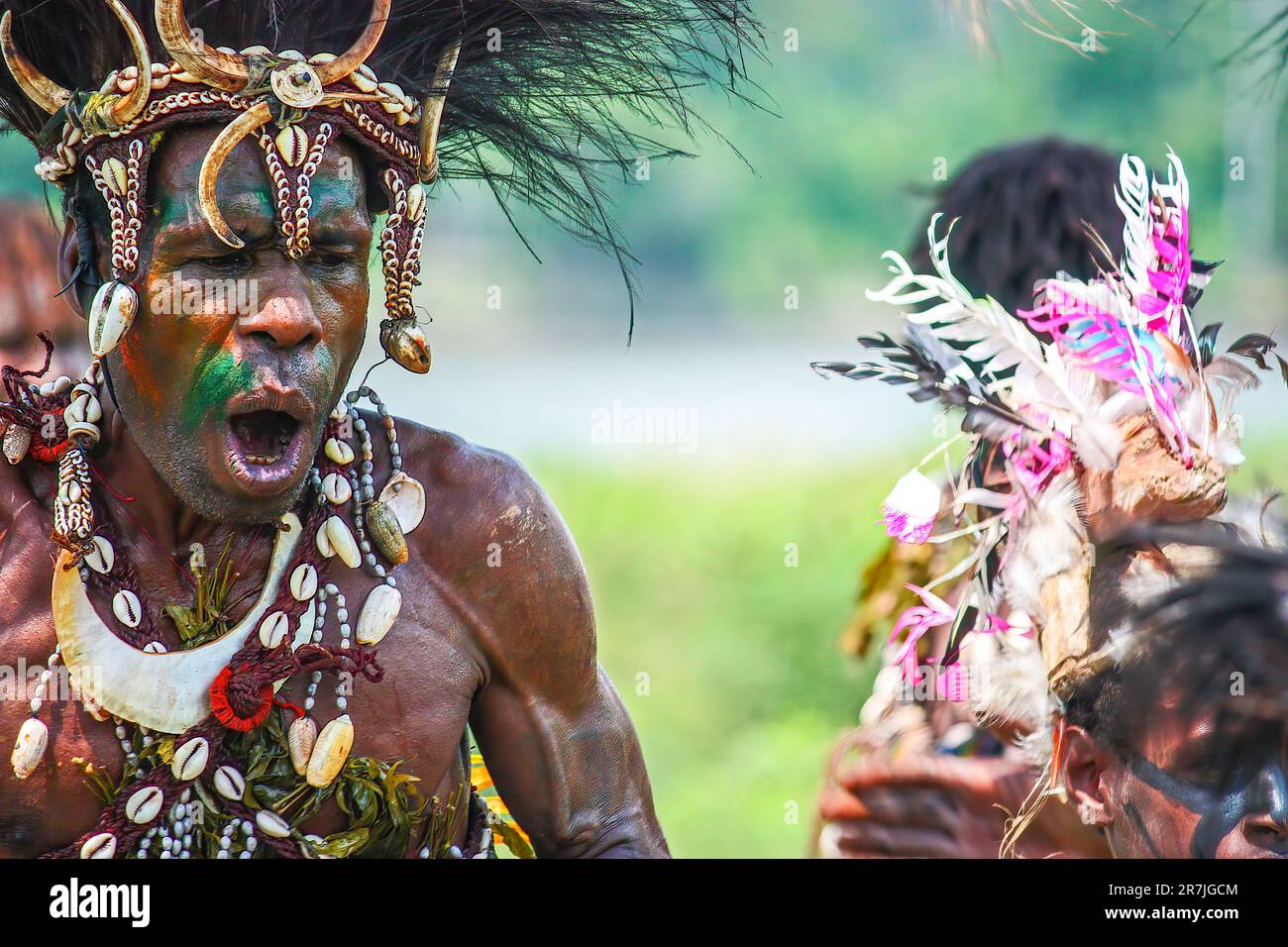 Singing to chief hi-res stock photography and images - Alamy