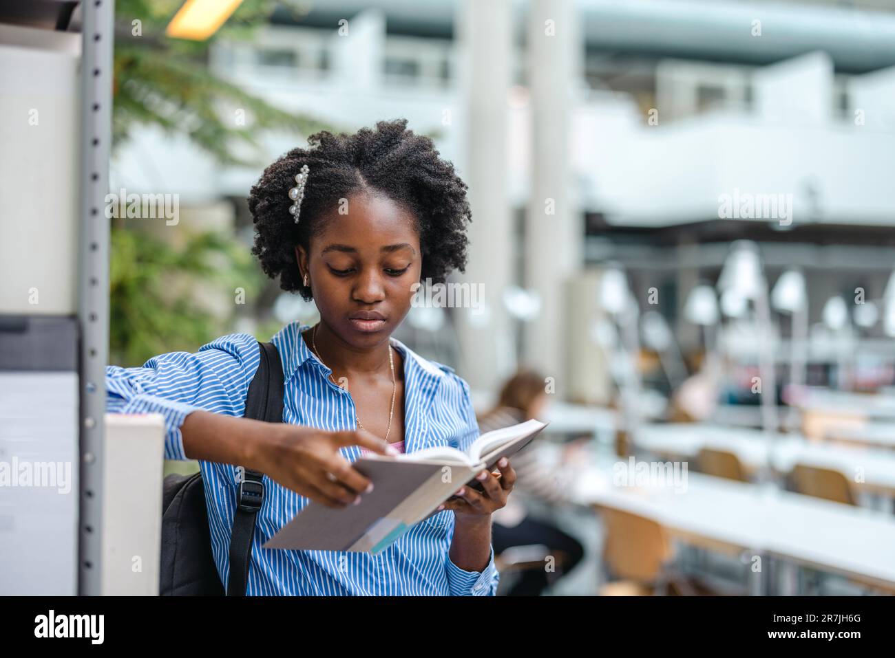 African girl reading library book hi-res stock photography and images ...