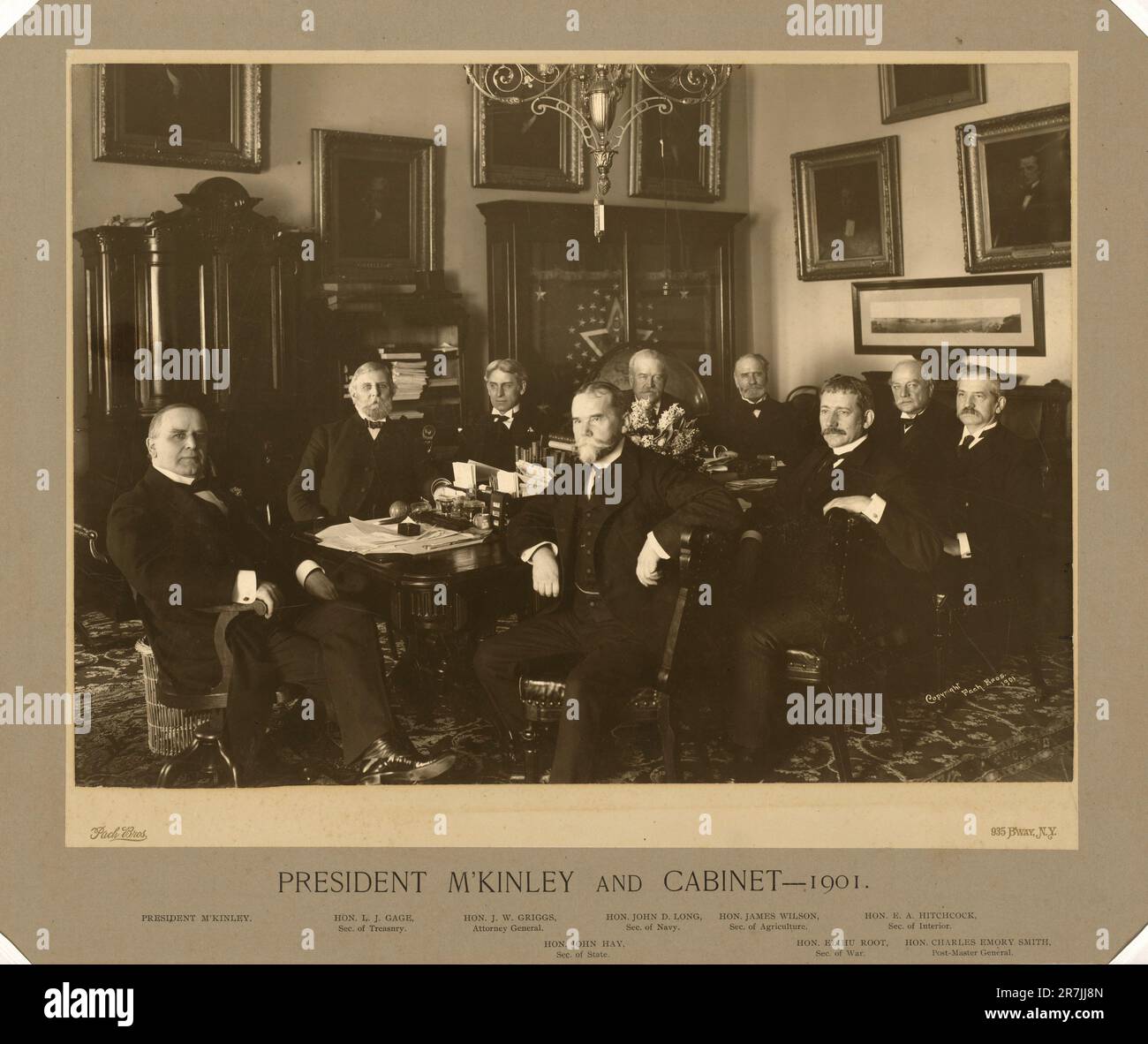 Navy cabinets hi-res stock photography and images - Alamy