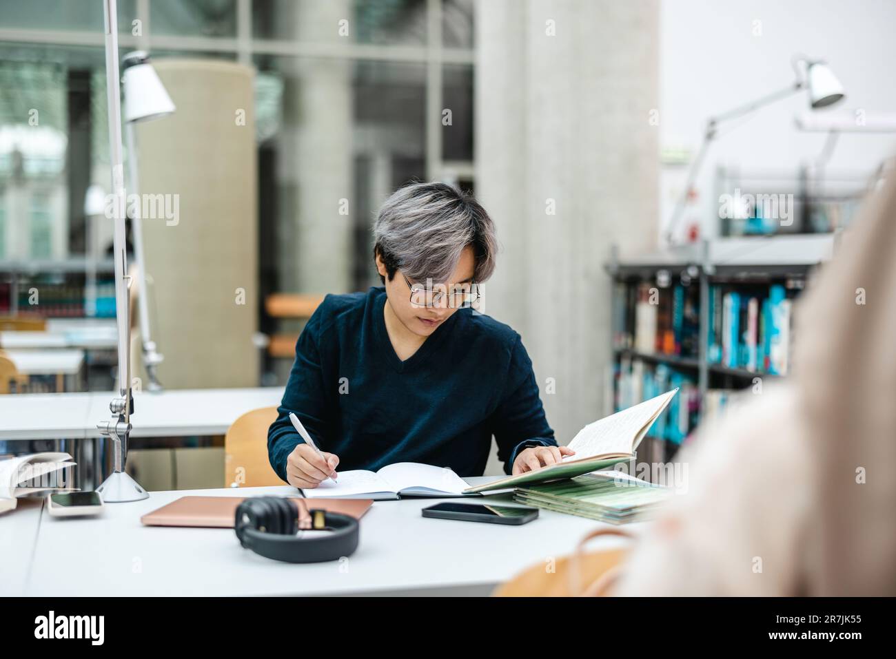 Asian writing exam hi-res stock photography and images - Alamy