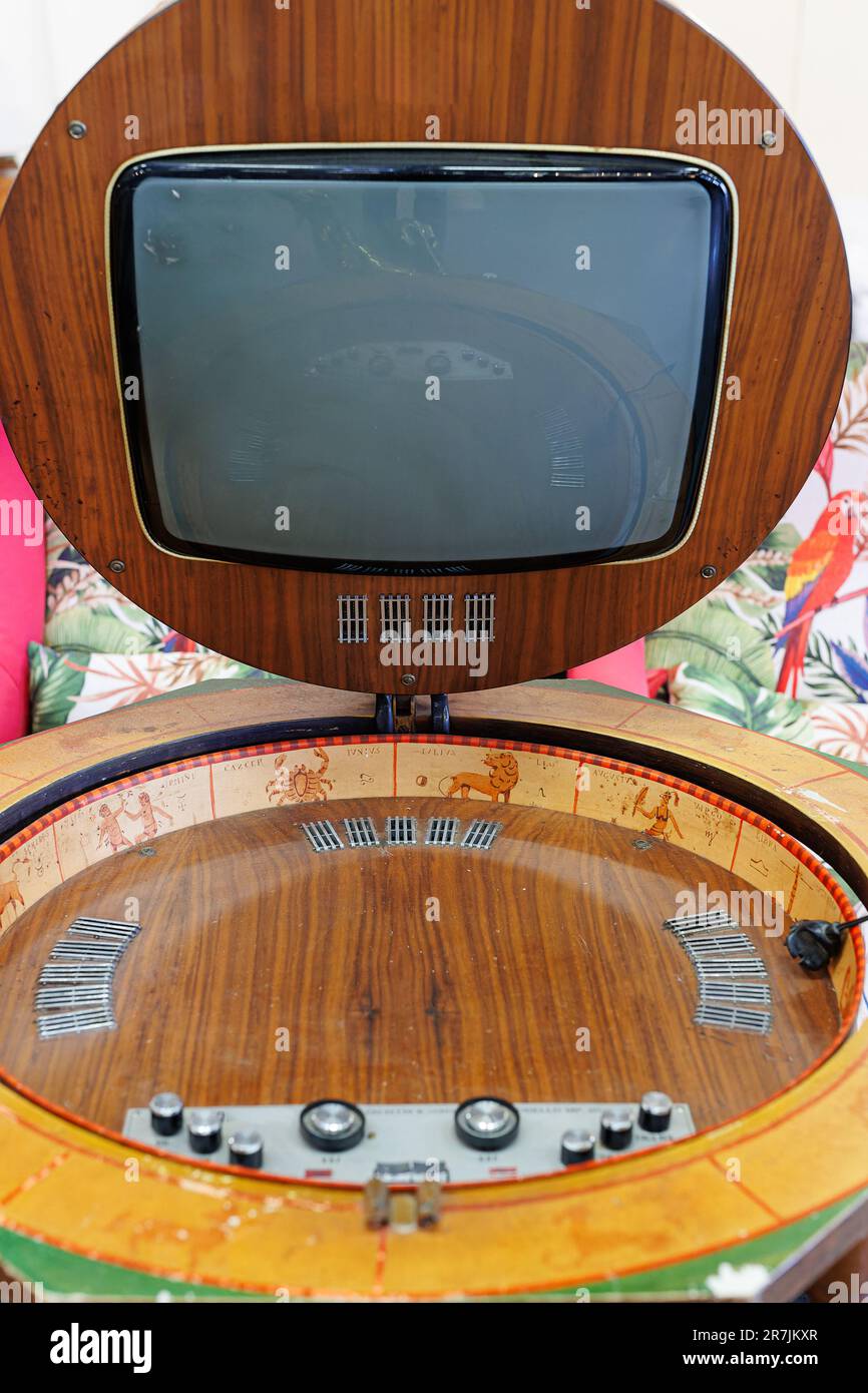 Tv cabinet 1940 hi-res stock photography and images - Alamy