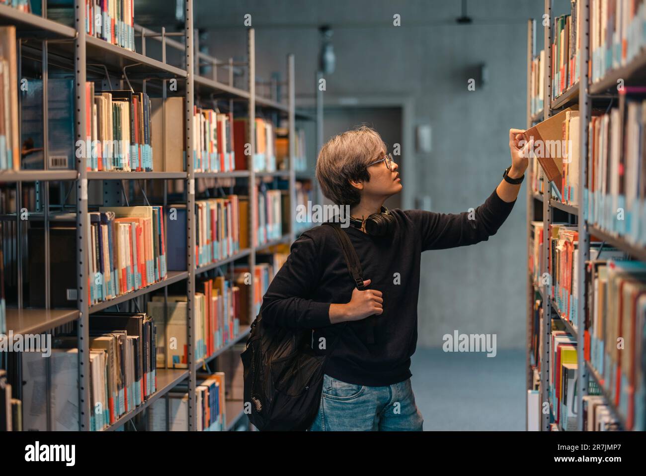 Portrait student in library hi-res stock photography and images - Alamy