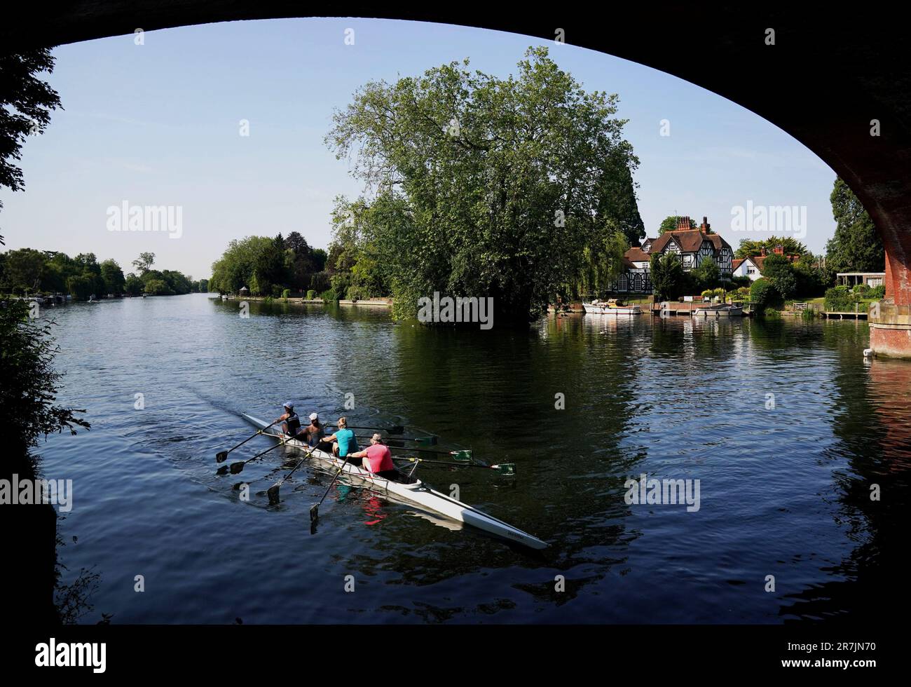Rowers approach the Isambard Kingdom Brunel designed Maidenhead Railway ...