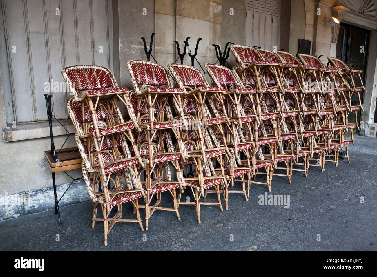 Parisian restaurant chairs hi-res stock photography and images - Alamy