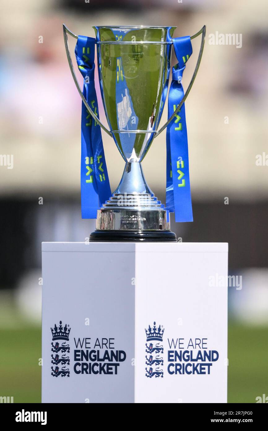 Cricket trophy images hi-res stock photography and images - Alamy