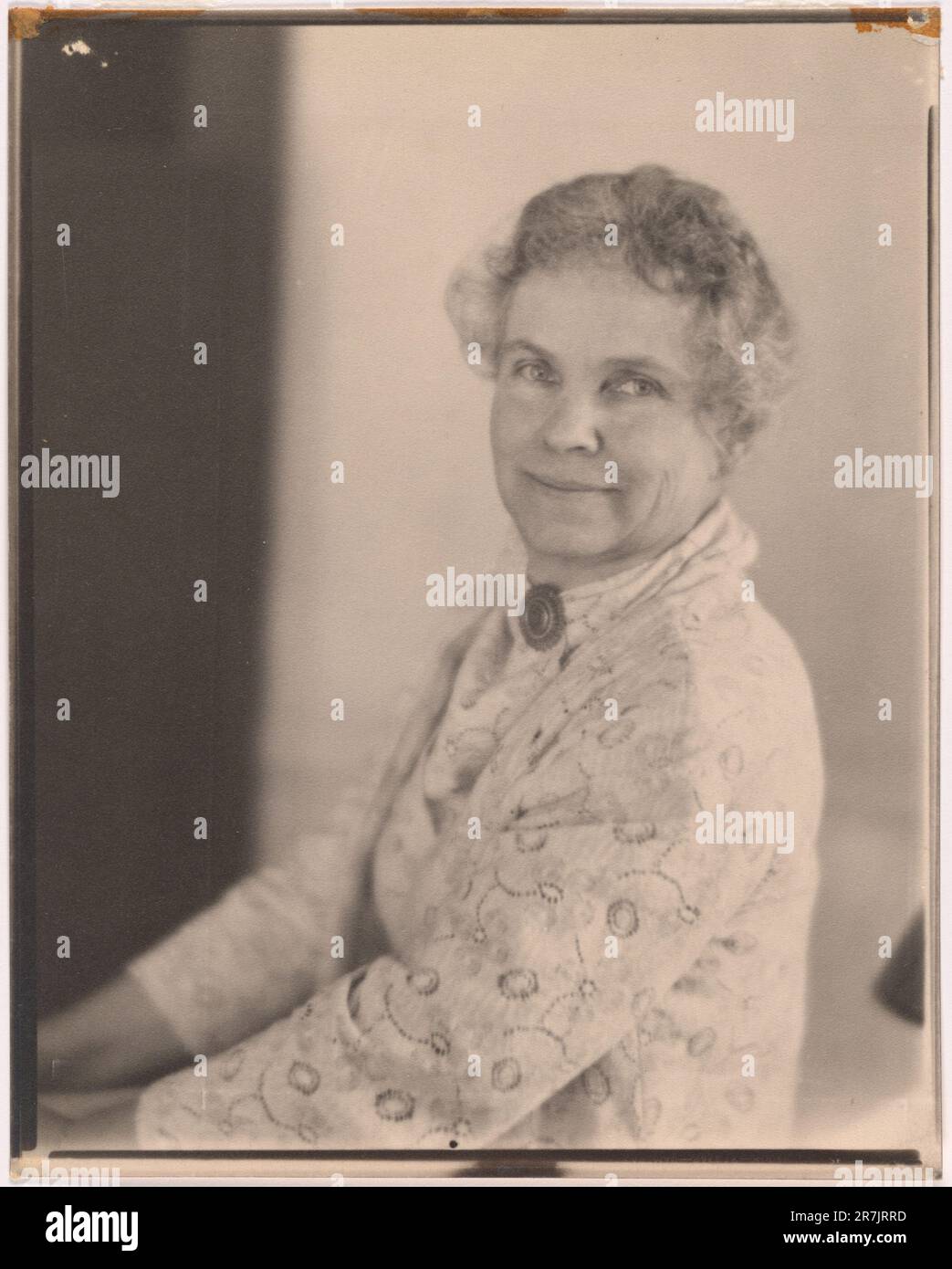 Costume jewelry 1930s hi-res stock photography and images - Alamy