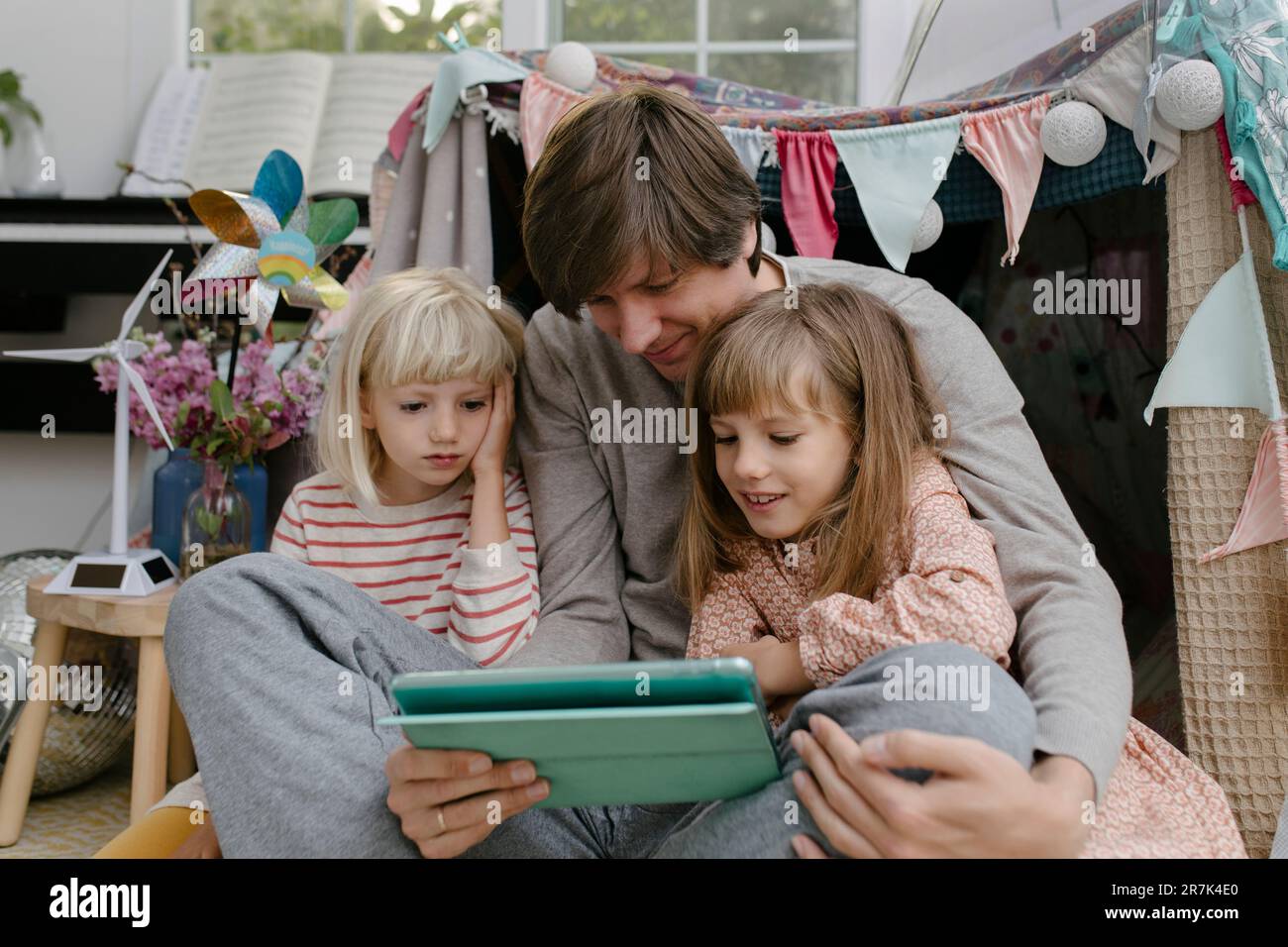 Group watching video hi-res stock photography and images - Alamy