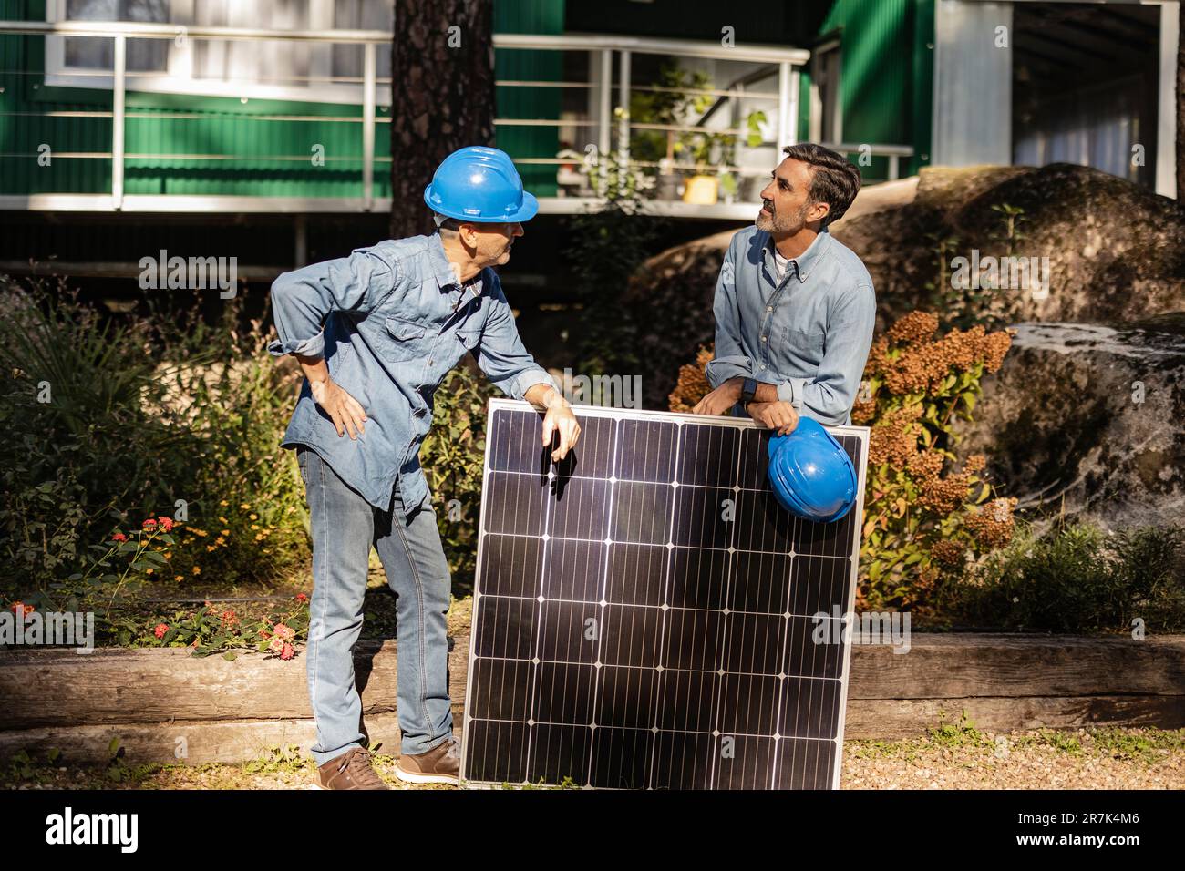 Technicians talking hi-res stock photography and images - Alamy