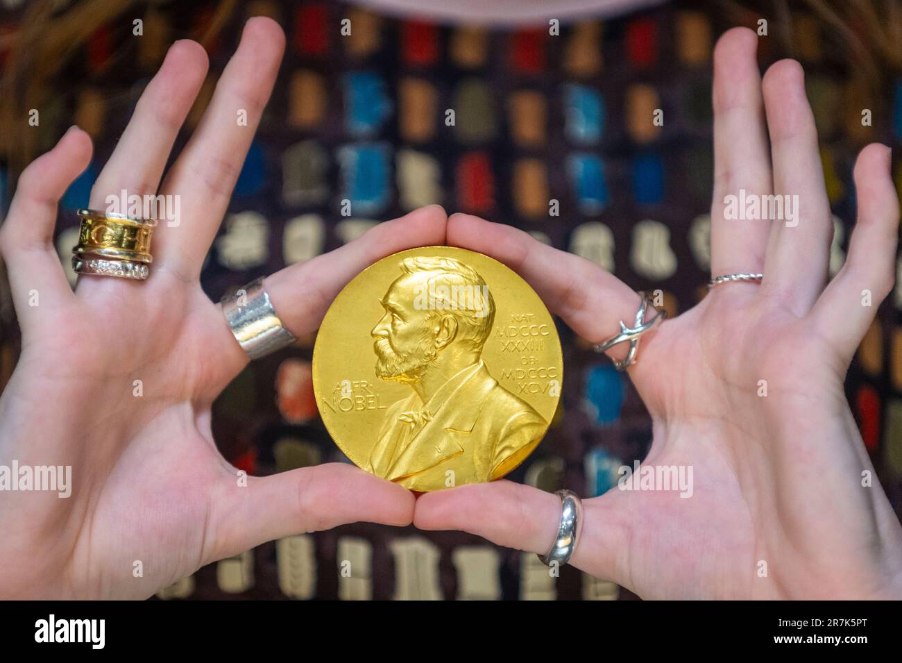 Florey and chain hi-res stock photography and images - Alamy