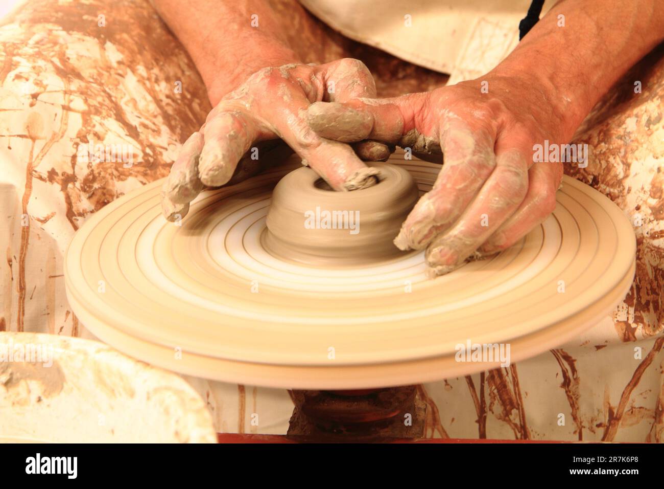 Clay artists hands hi-res stock photography and images - Alamy