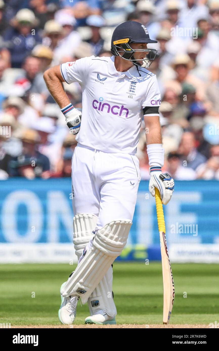 Joe root cricket bat hi-res stock photography and images - Alamy