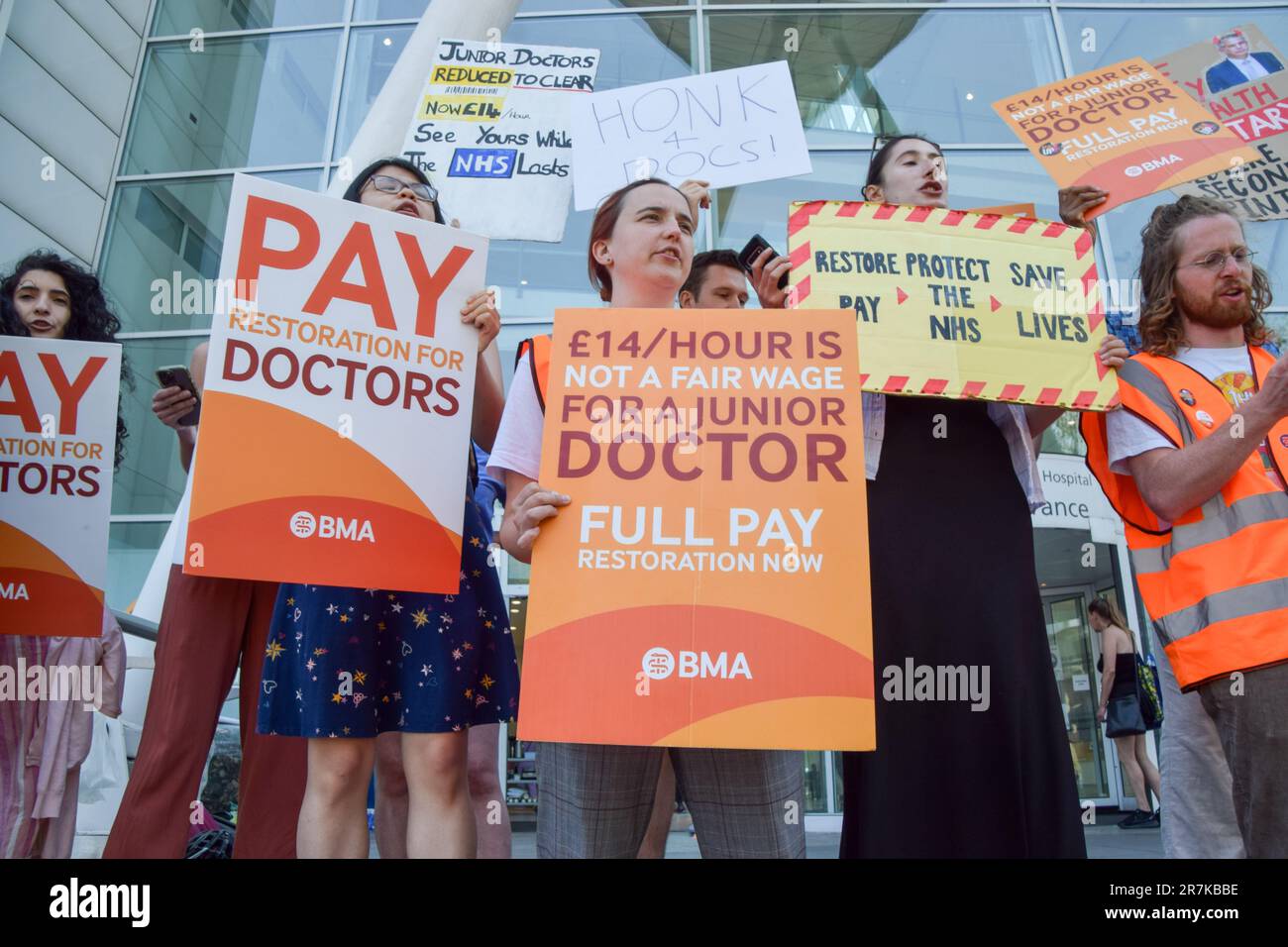 London, England, UK. 16th June, 2023. Junior doctors stand at the ...