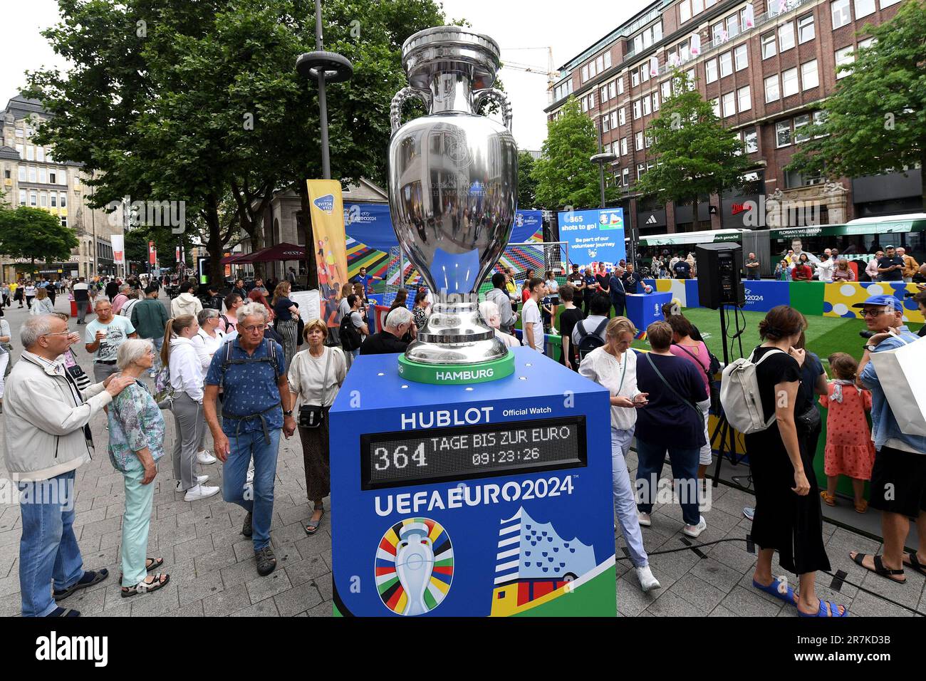 Hamburg, Germany. 16th June, 2023. Soccer: Start of the countdown one ...