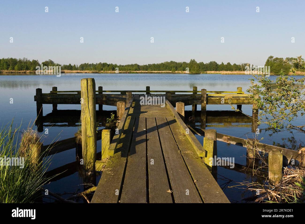 Uitzicht over waterplas vanaf steiger; View at lake from landing stage ...